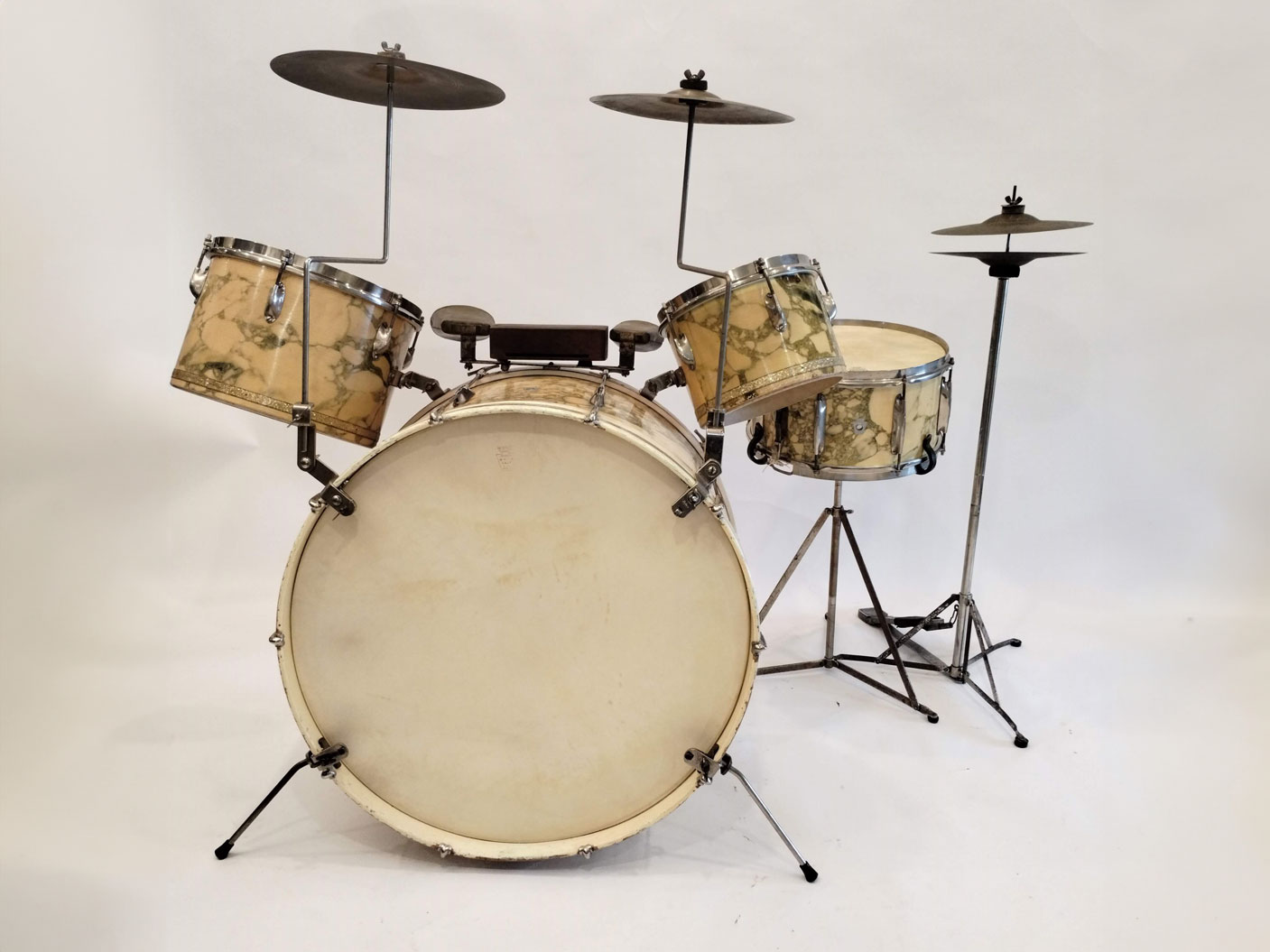 1941 WFL Ray Bauduc De Luxe Marble Capitol Outfit - Modern Drummer Magazine