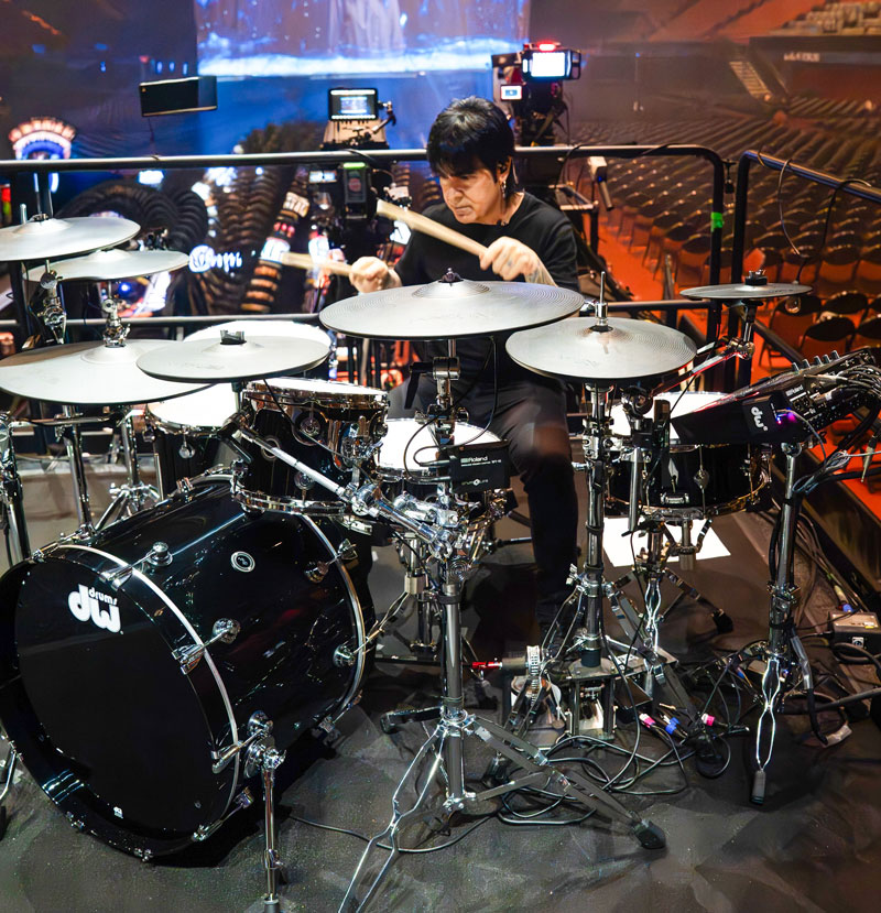 Alex Gonzalez using a DWe kit on the New Maná Vivir Sin Aire Tour ...
